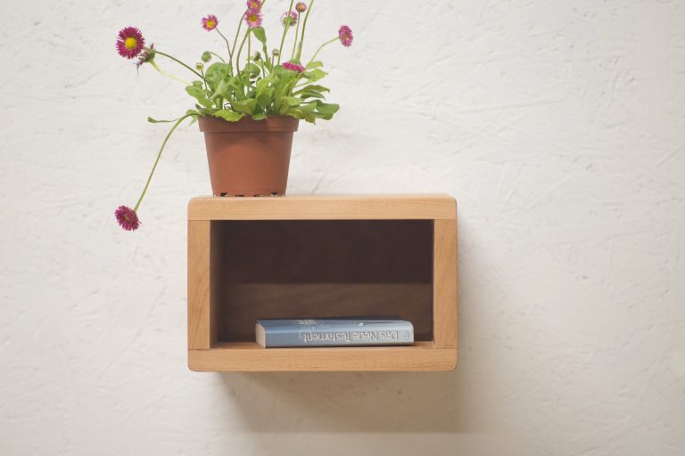 Nachttisch hängend, Buche abgebildet, verschiedene Holzarten u. Breiten ...